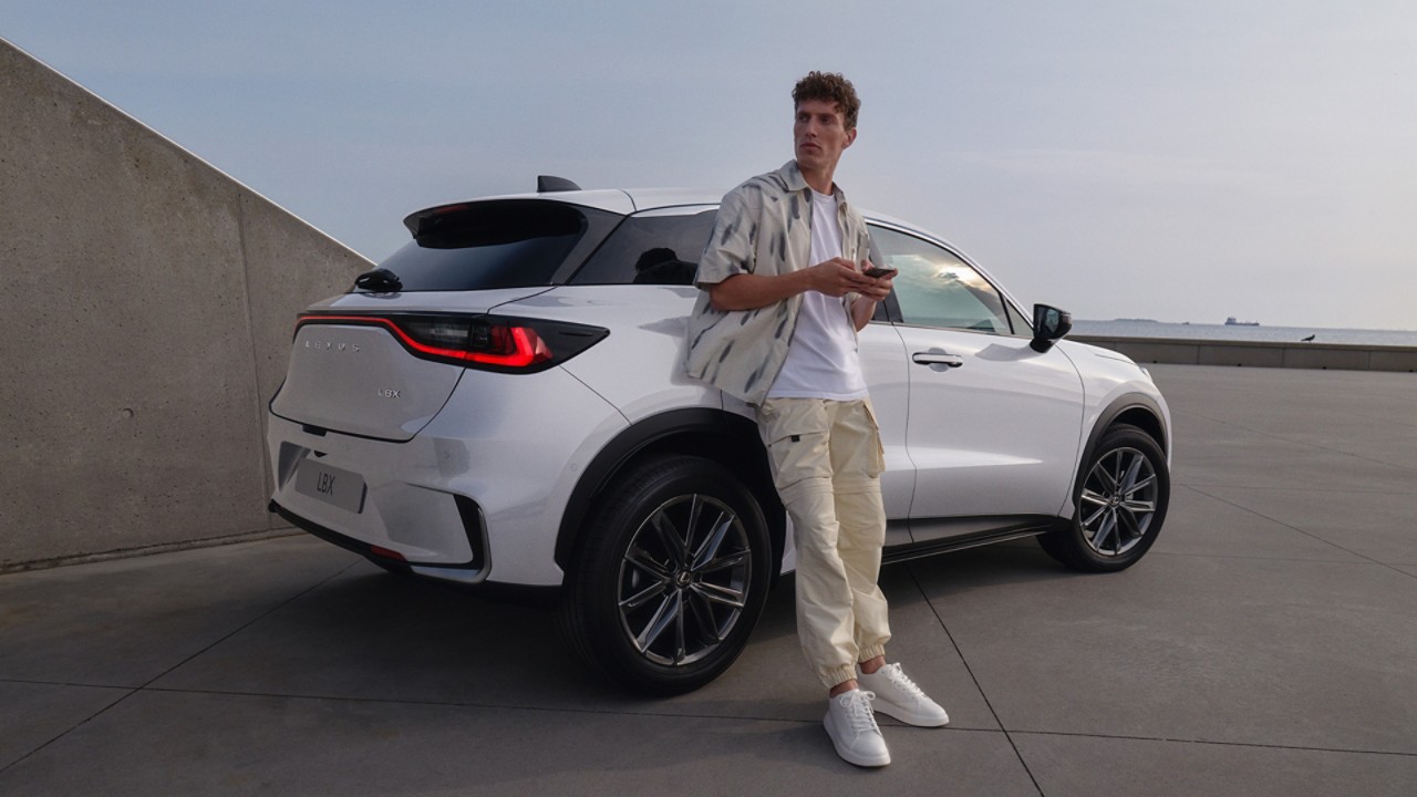 לקסוס LBX קרוסאובר קומפקטי היברידי